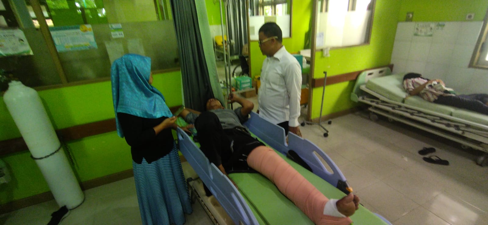 Kecelakaan Antar Roda Dua Terjadi di Genteng, Dua Orang Dilarikan ke Rumah Sakit - Banyuwangi Hits